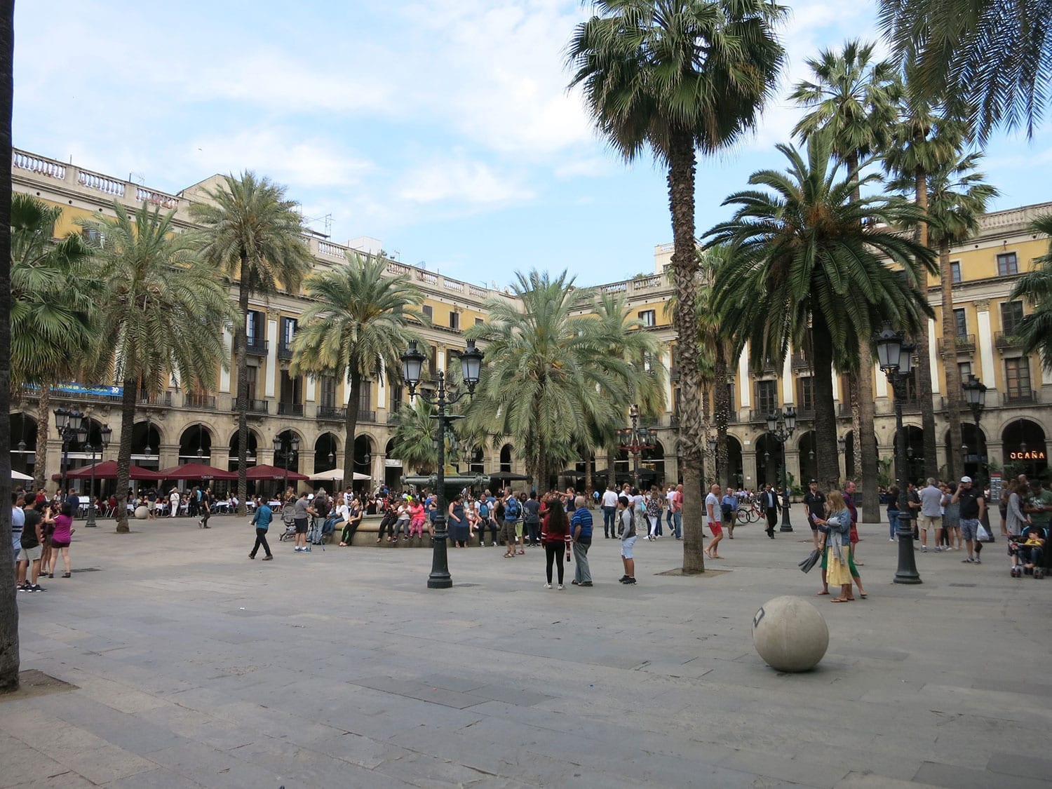 Plaça Reial - Prestige Barcelona Tourist Guide